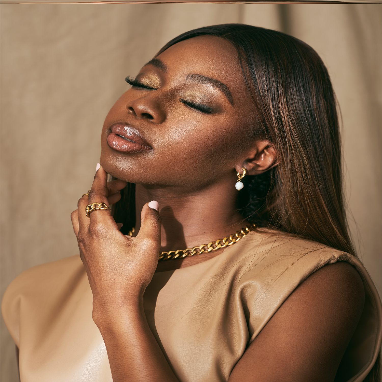 The Ultimate Guide to Trendy Gold Jewelry for a Hot Summer – TWENTIES